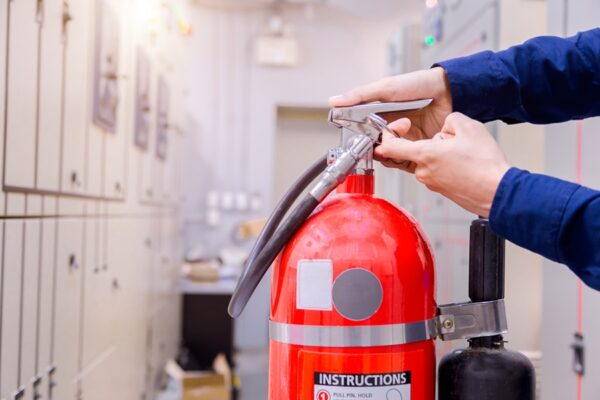 ¿Cómo usar un extintor paso a paso?